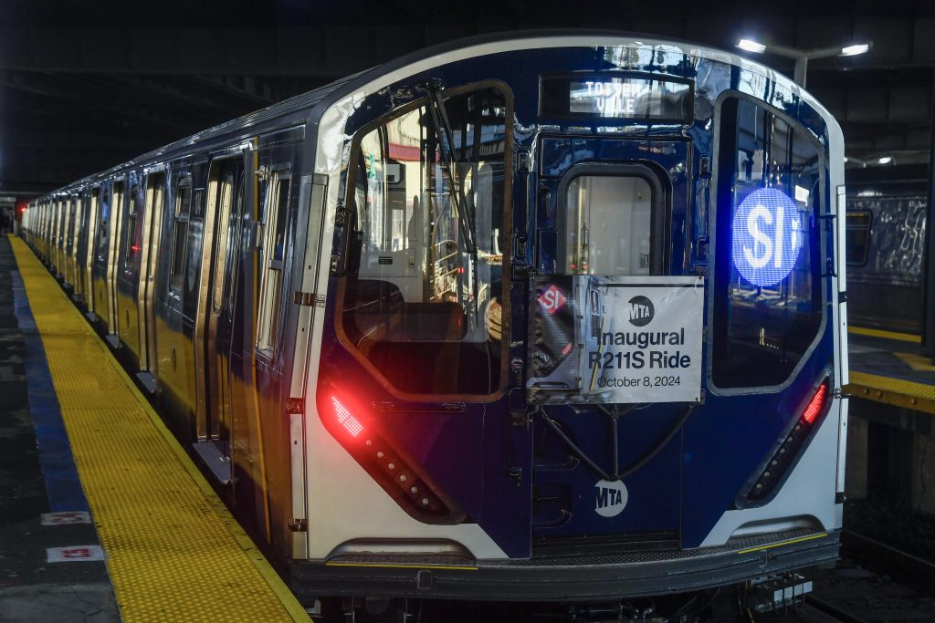 First R211S Subway Cars Launched into Service on Staten Island Railway - Railpace Newsmagazine